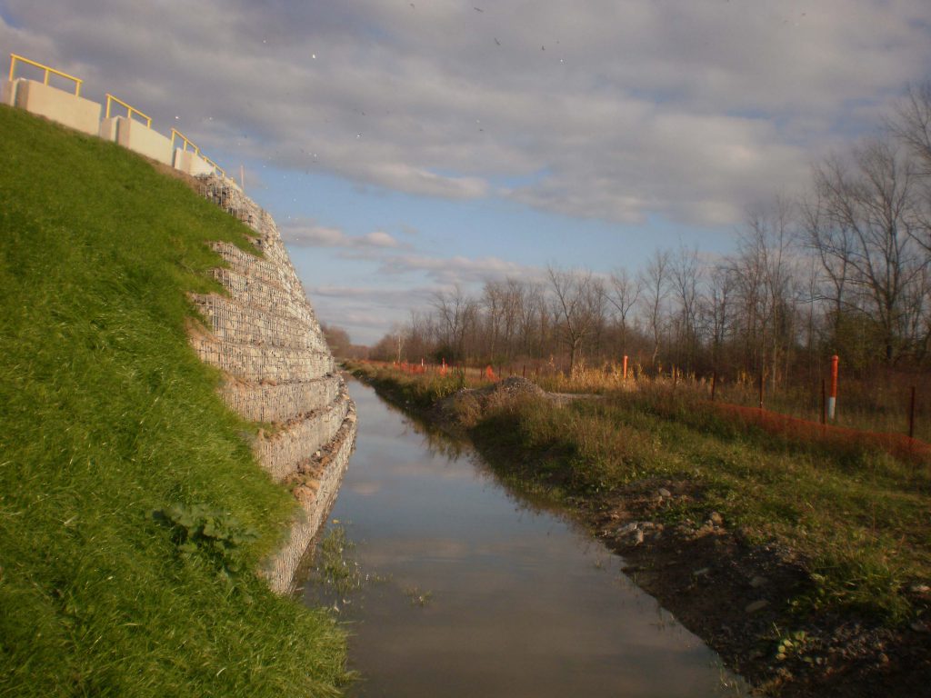 MSE Berm for landfill expansion in NY with StrataGrid™ Geogrids